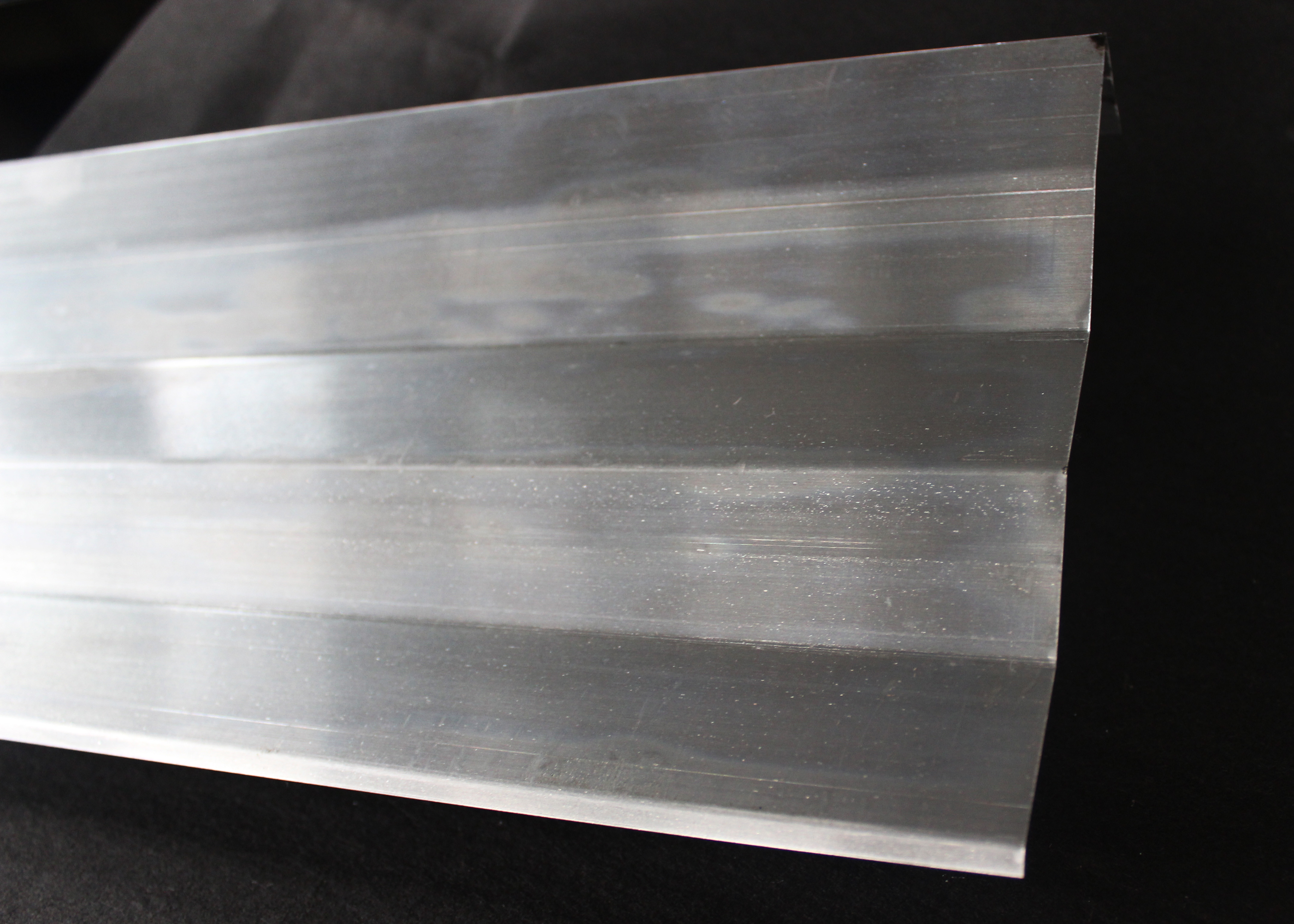 Custom Color Strip Commercial Ceiling Tiles / Waved shaped Blade Ceiling